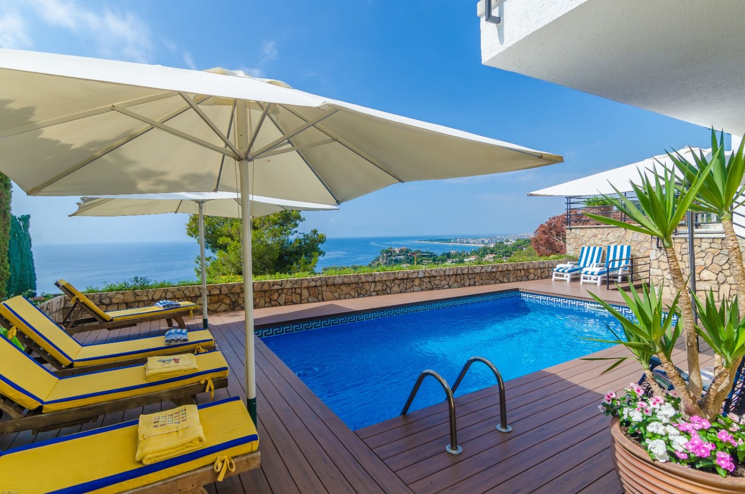 The Best Beaches in Lloret de Mar: From Buzzing to Hidden Coves - Club ...