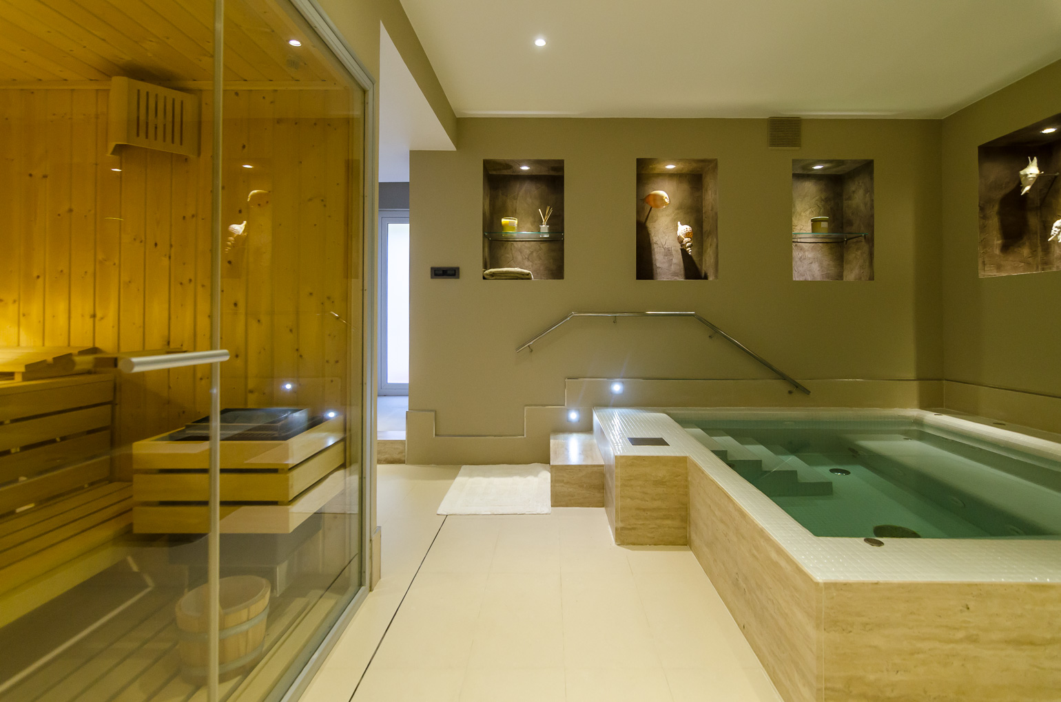 Op zoek naar een luxe villa met zwembad, zeezicht, jacuzzi en sauna ...