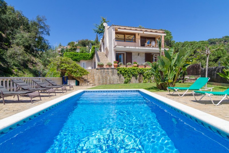 8 person modern villa with a private pool, fixed barbecue, patio ...